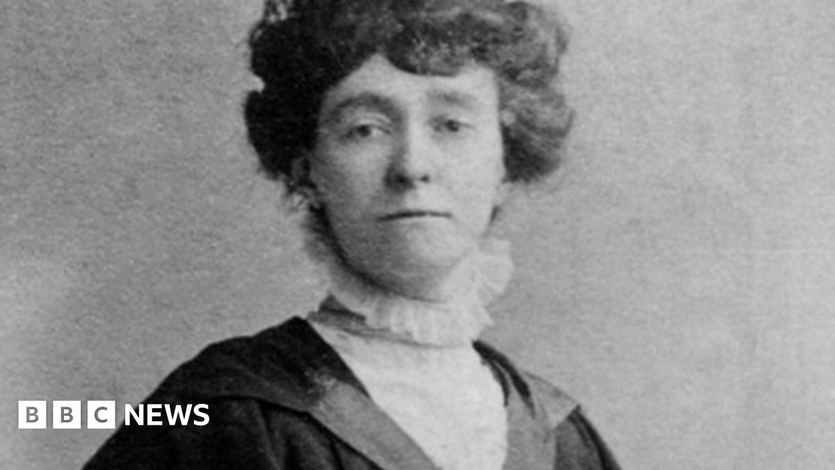 Emily Davison death: Tree planted for 100th anniversary - BBC News