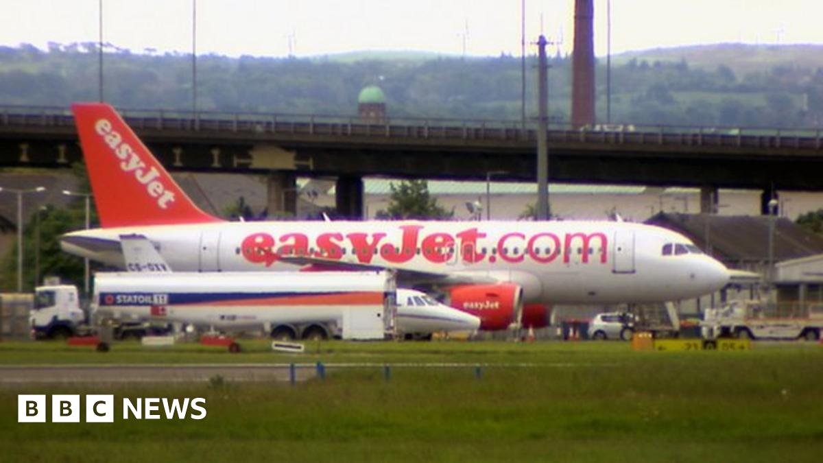 Cracked windscreen forces EasyJet plane back to Glasgow - BBC News