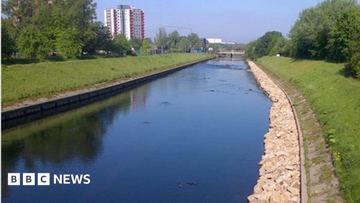 Salford flood defence improvements underway on River Irwell - BBC News