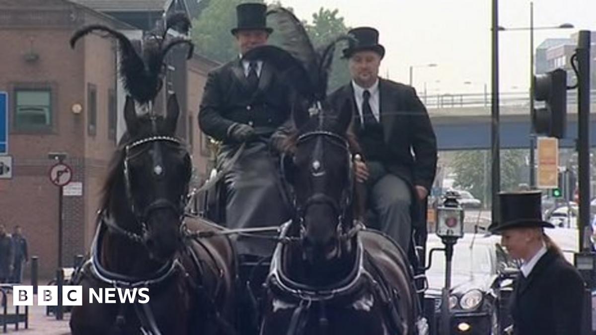 Paul Foster funeral in Luton attended by hundreds - BBC News