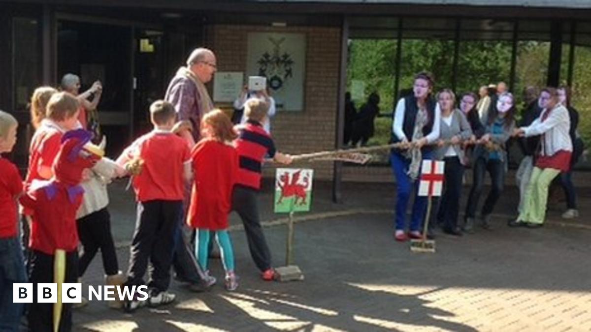John Beddoes School: Tug-of-war demo outside council offices - BBC News
