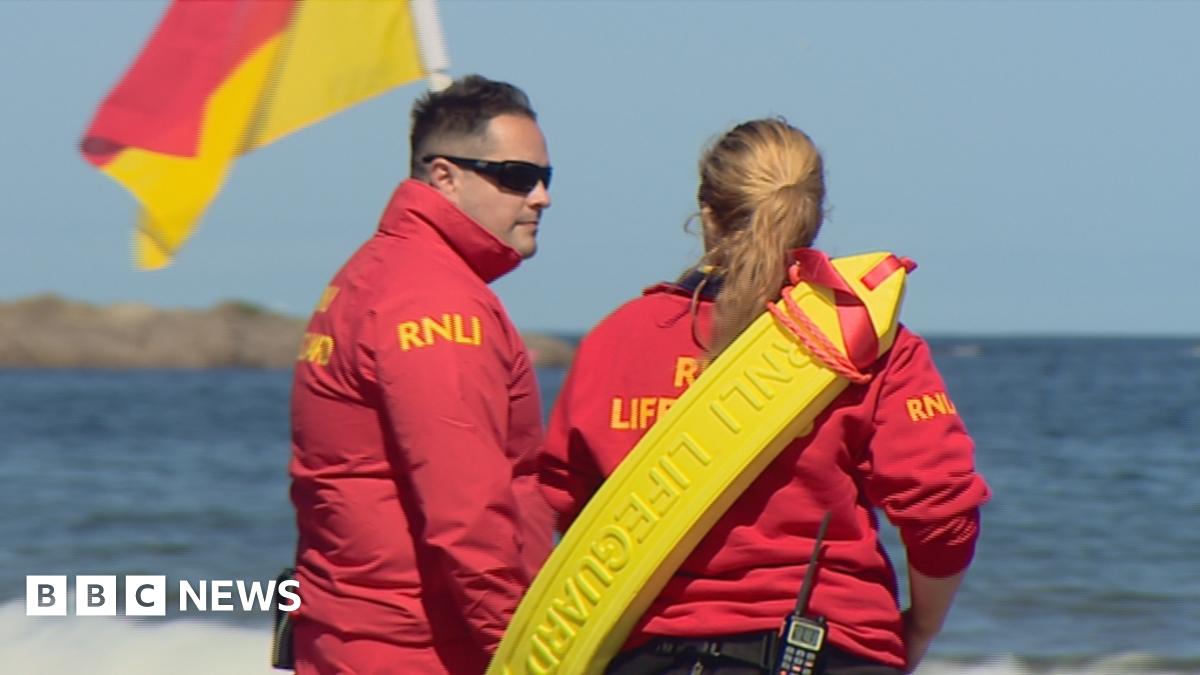 RNLI lifeguard team on Coldingham beach is Scottish first - BBC News