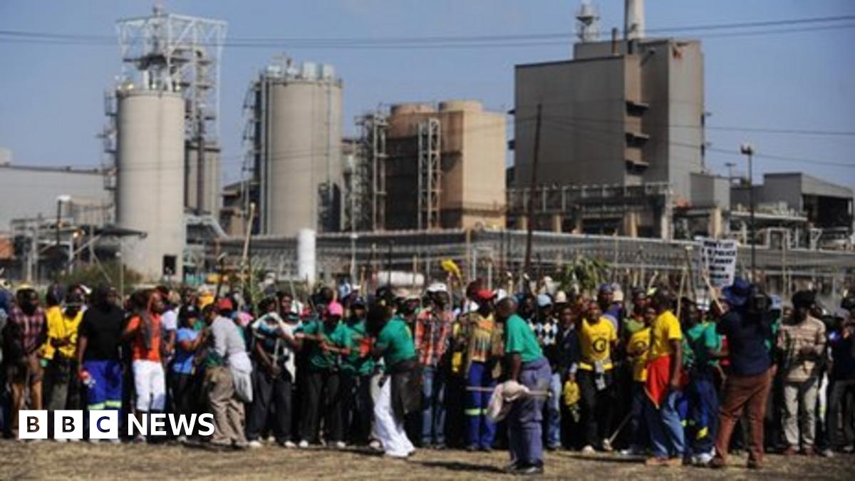 South Africa: Unionist 'killed at Lonmin mine' - BBC News