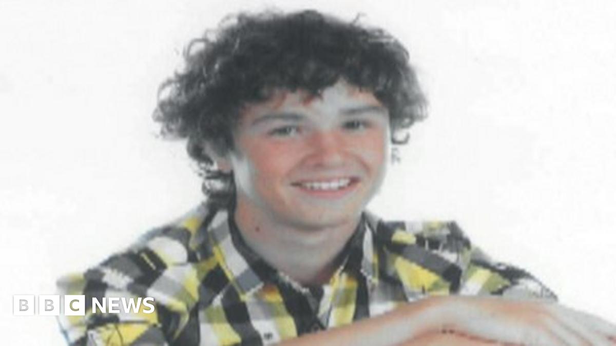 Cameron Smithies, 15, dies after Slains Castle cliff fall - BBC News