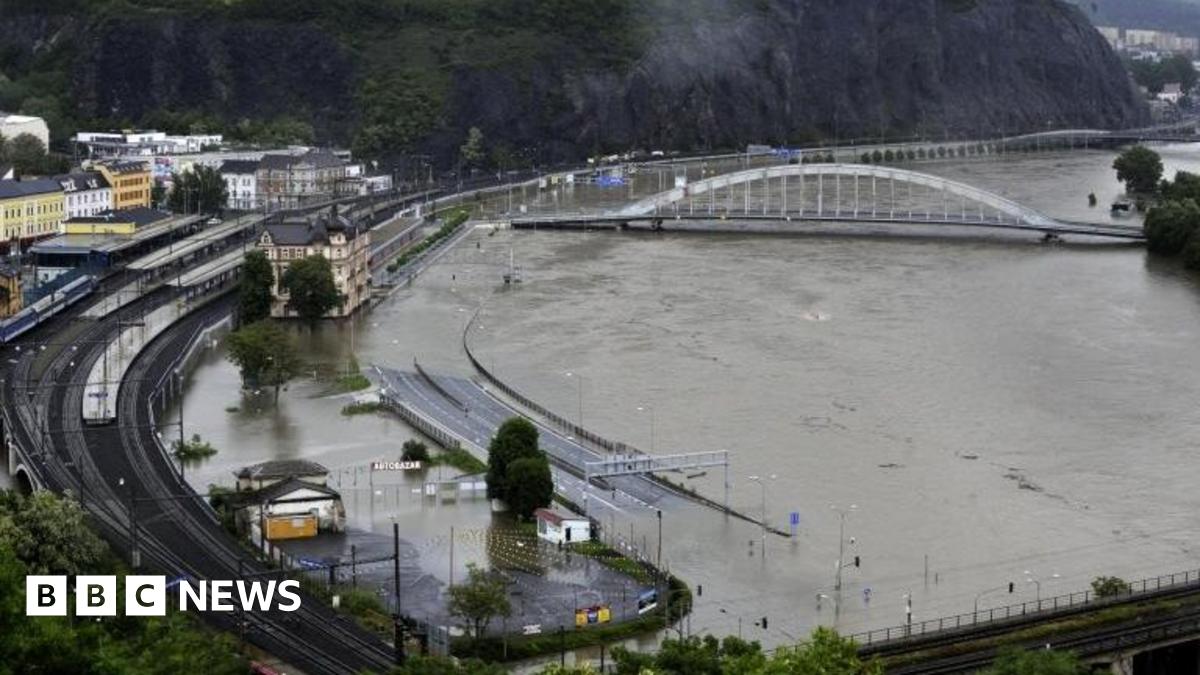 Germany flood threat heads north towards Dresden - BBC News