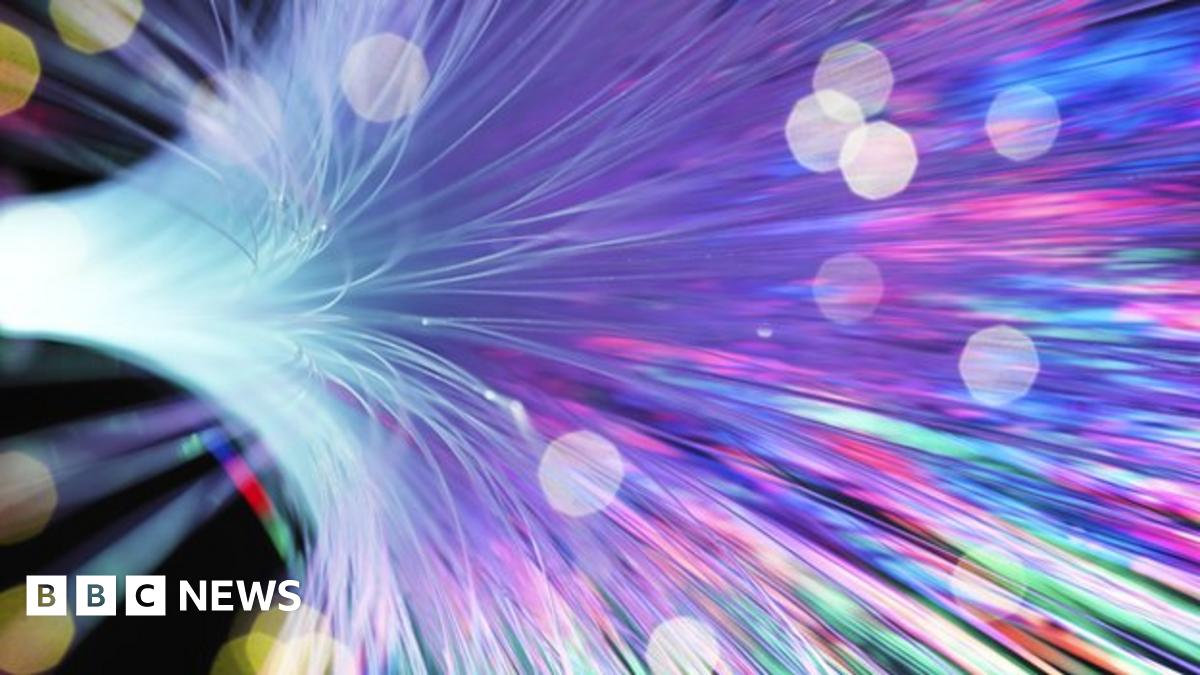 Invisibility 'time cloak' developed - BBC News