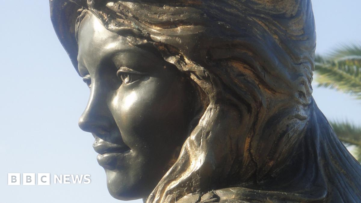 Henley 'Ama of the Thames' sculpture unveiled - BBC News