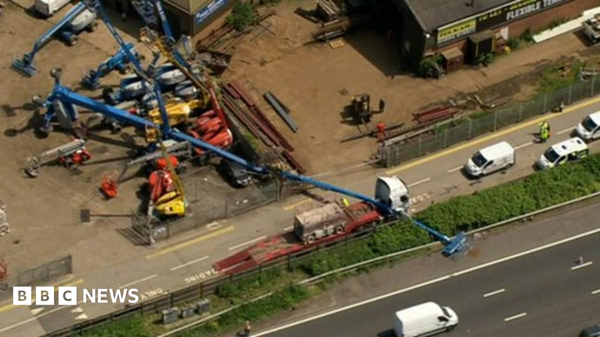 Man dies in M25 Buckinghamshire cherry-picker fall - BBC News