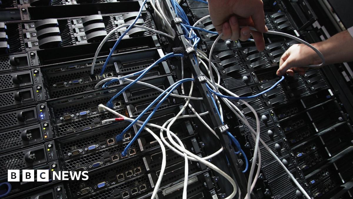 US spy chief Clapper defends Prism and phone surveillance - BBC News