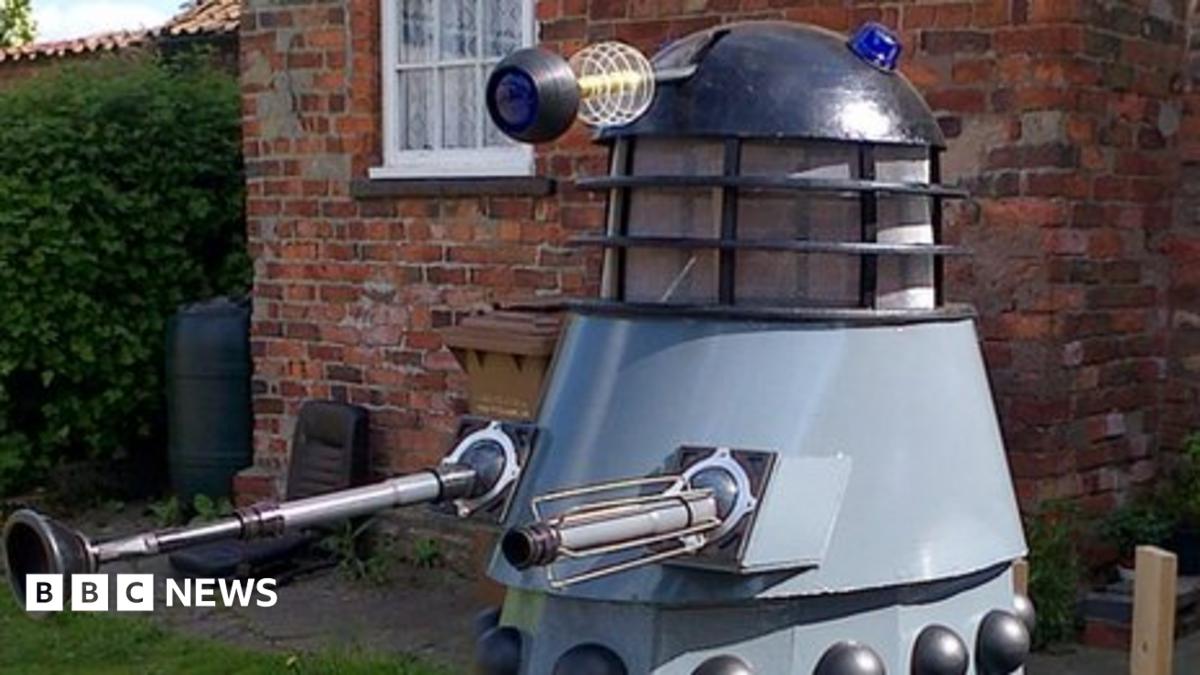 Dalek 'driving sessions' at Nettleham Junior School - BBC News