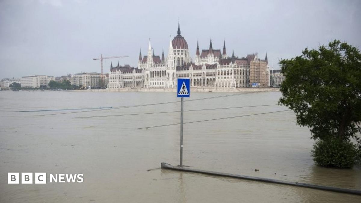 Europe floods: Hungary Danube set for record high - BBC News
