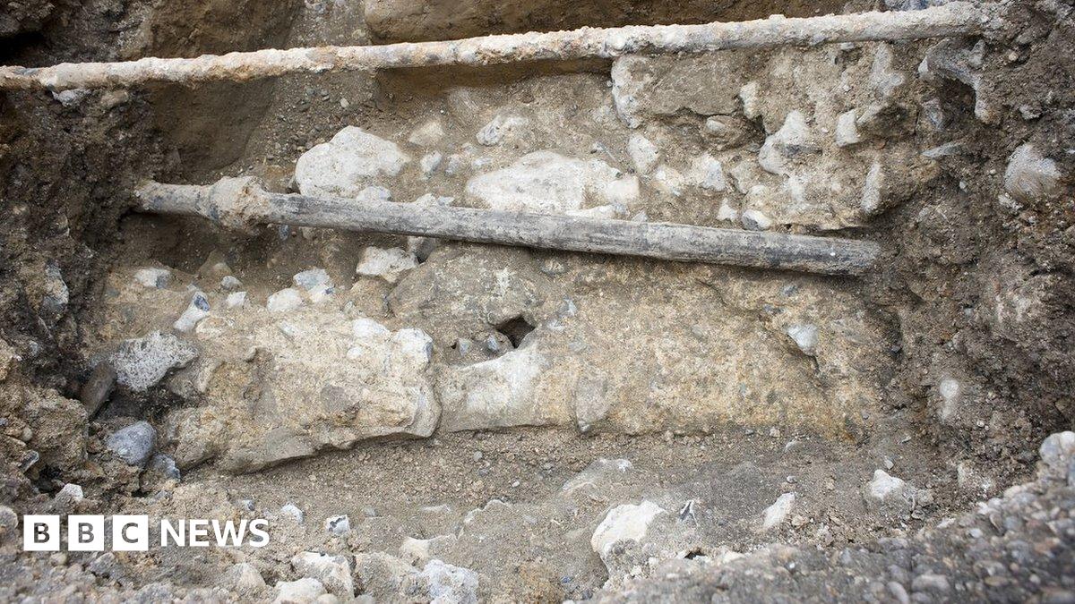 Medieval jail and dungeon discovered in Kent town - BBC News