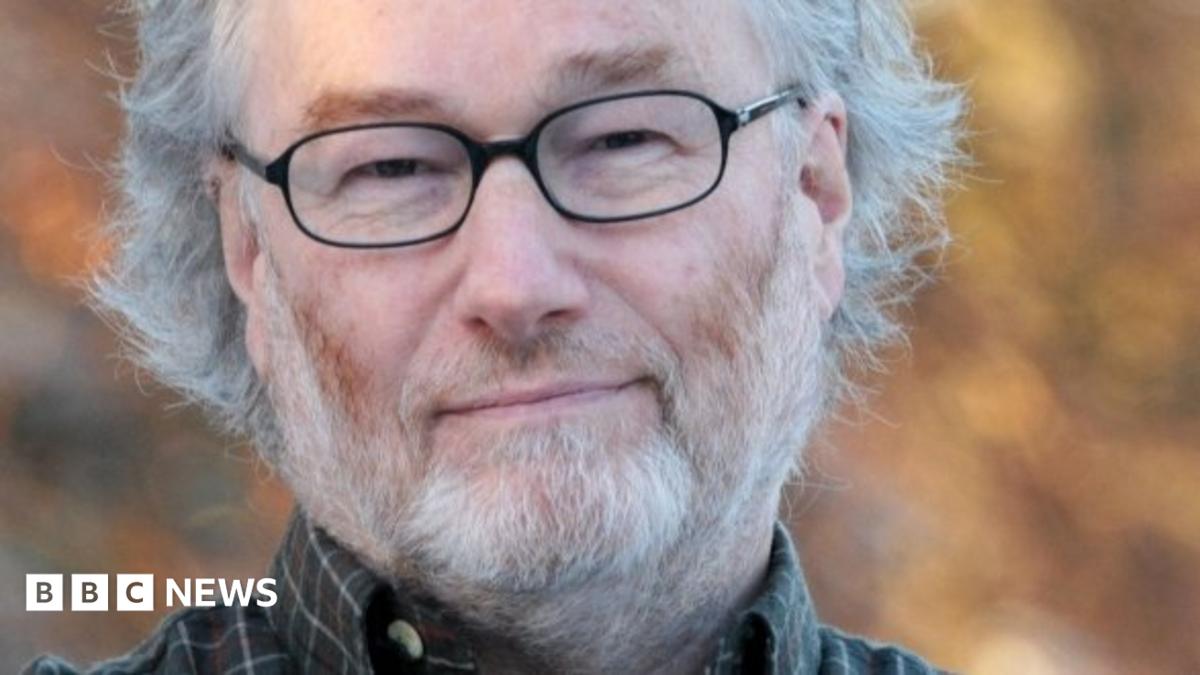 Iain Banks: Tributes paid to author - BBC News