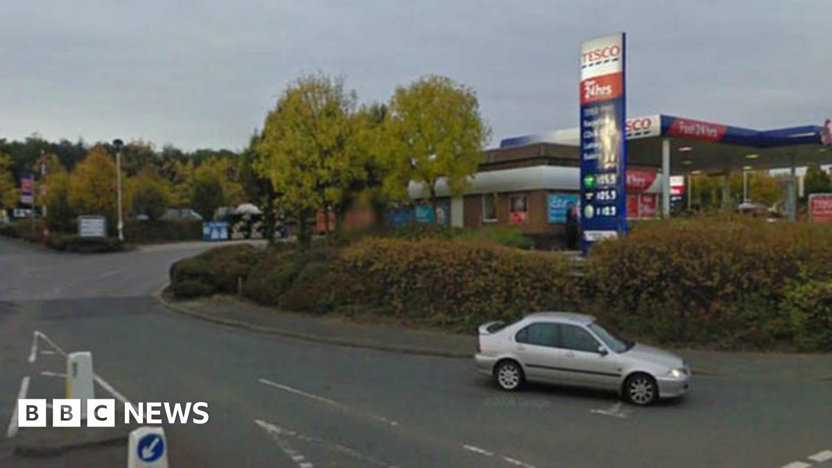 Tesco Saffron Walden 'deer head on till' man sentenced - BBC News