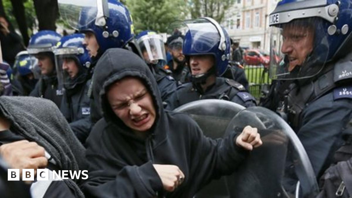 Riot police storm Soho G8 protest squat - BBC News