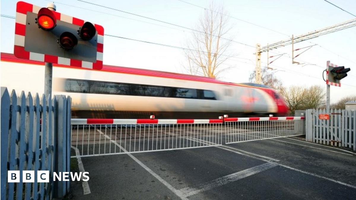 Network Rail told by regulator to cut costs by £2bn - BBC News