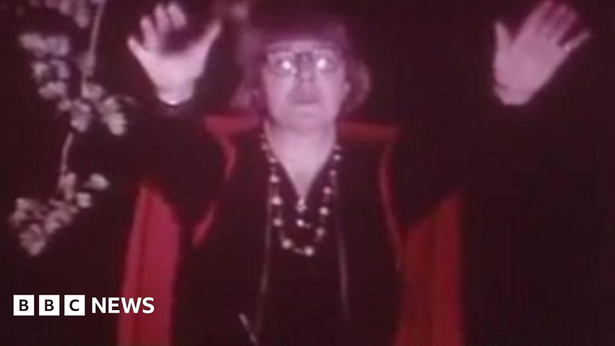 Brighton witch Doreen Valiente gets blue plaque - BBC News