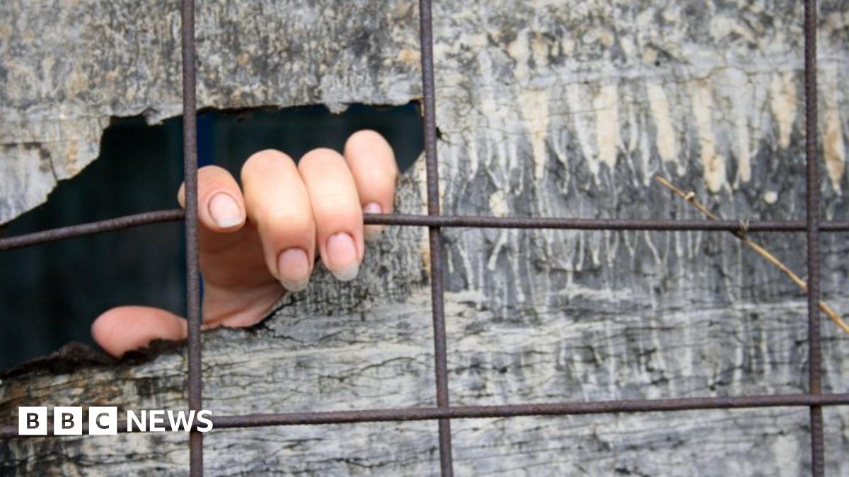 How do people survive solitary confinement? - BBC News