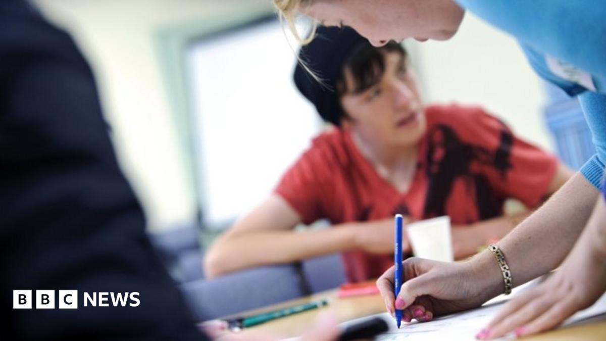 Agreement close on Scottish teachers pay deal - BBC News