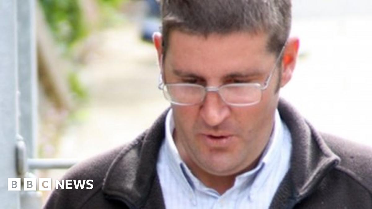 Louis Theroux conman pleads guilty to pub stay fraud - BBC News