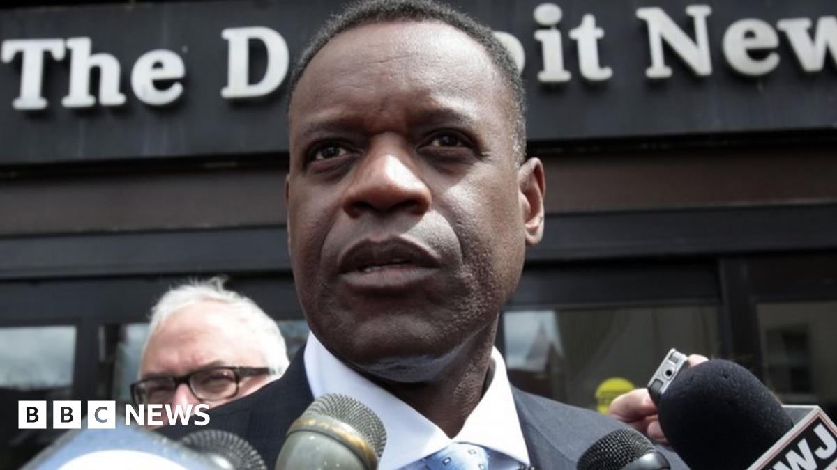 Detroit defaults on some of its debts - BBC News