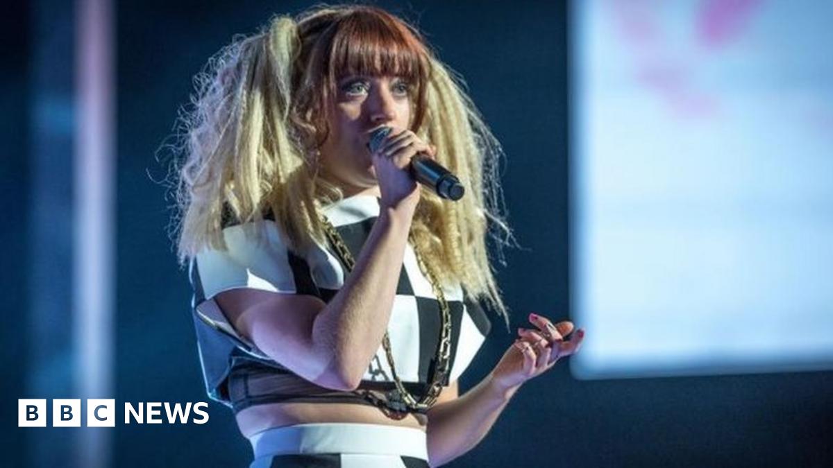 Leah McFall on course to win The Voice - BBC News