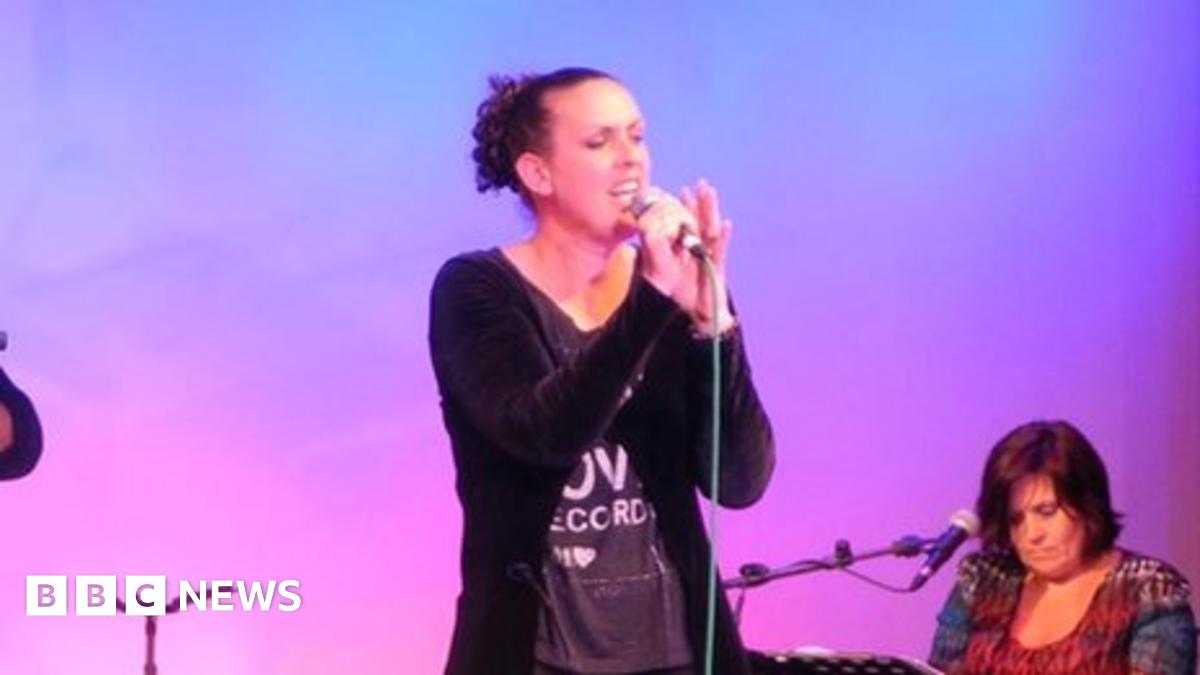Katherine Crowe: Terminally ill singer's final concert - BBC News