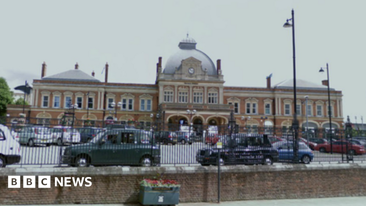 Norwich to London trains resume after derailment - BBC News