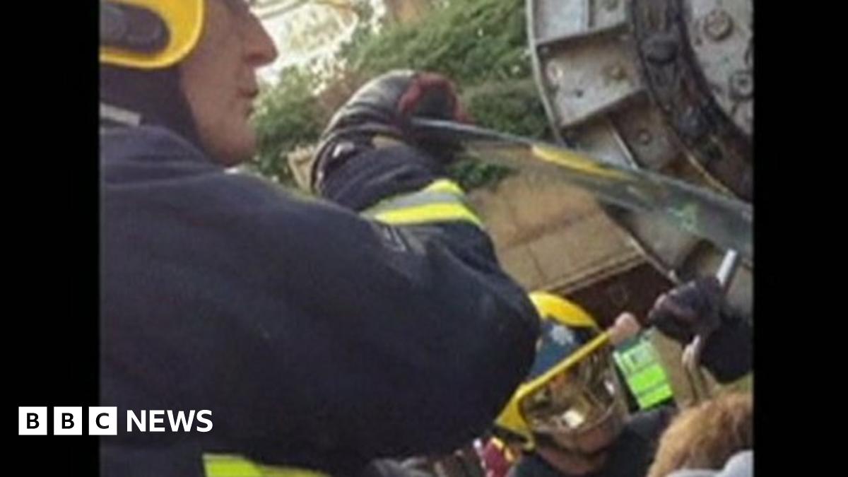 Dozens trapped on Chessington theme park ride - BBC News