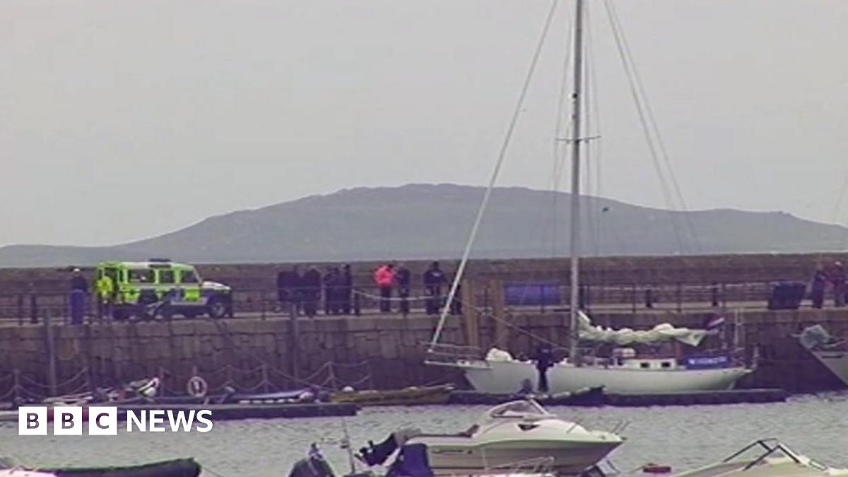 Isles of Scilly harbour death: Man falls from yacht mast - BBC News