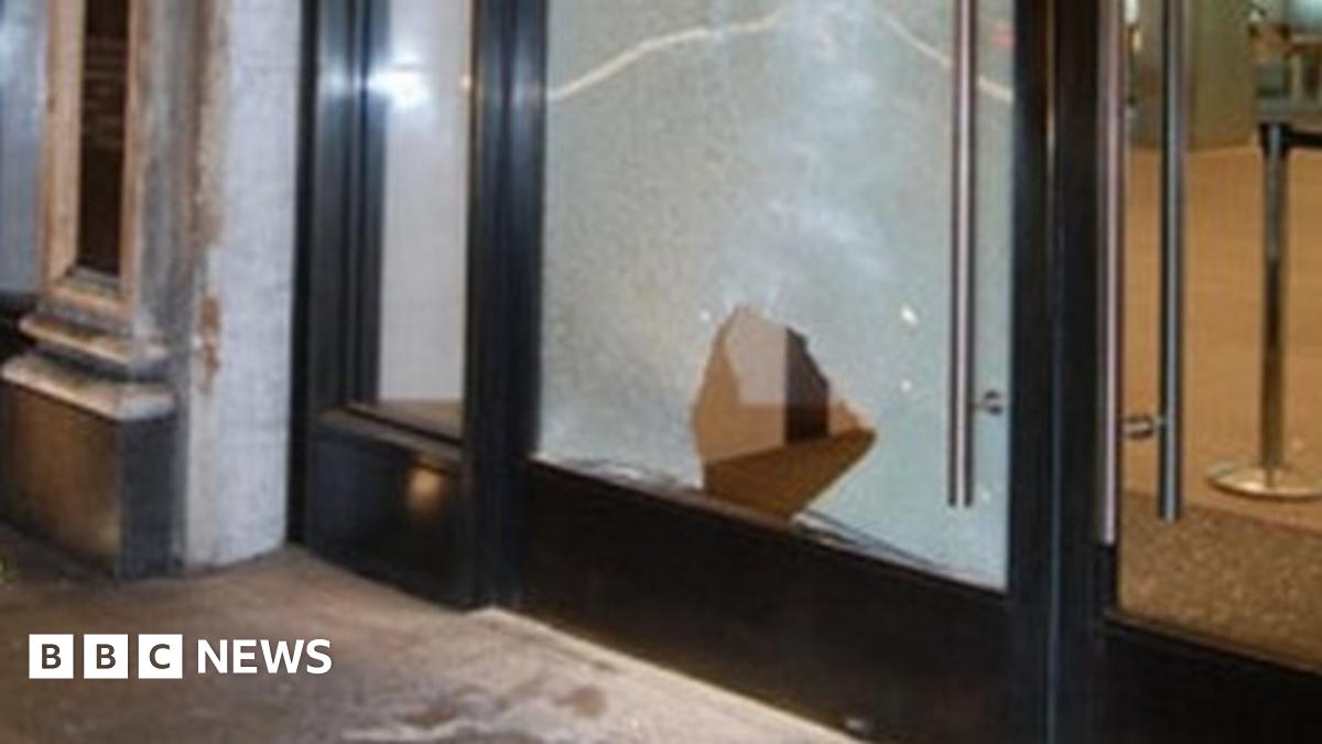 Regent Street Apple store smash and grab attempt - BBC News