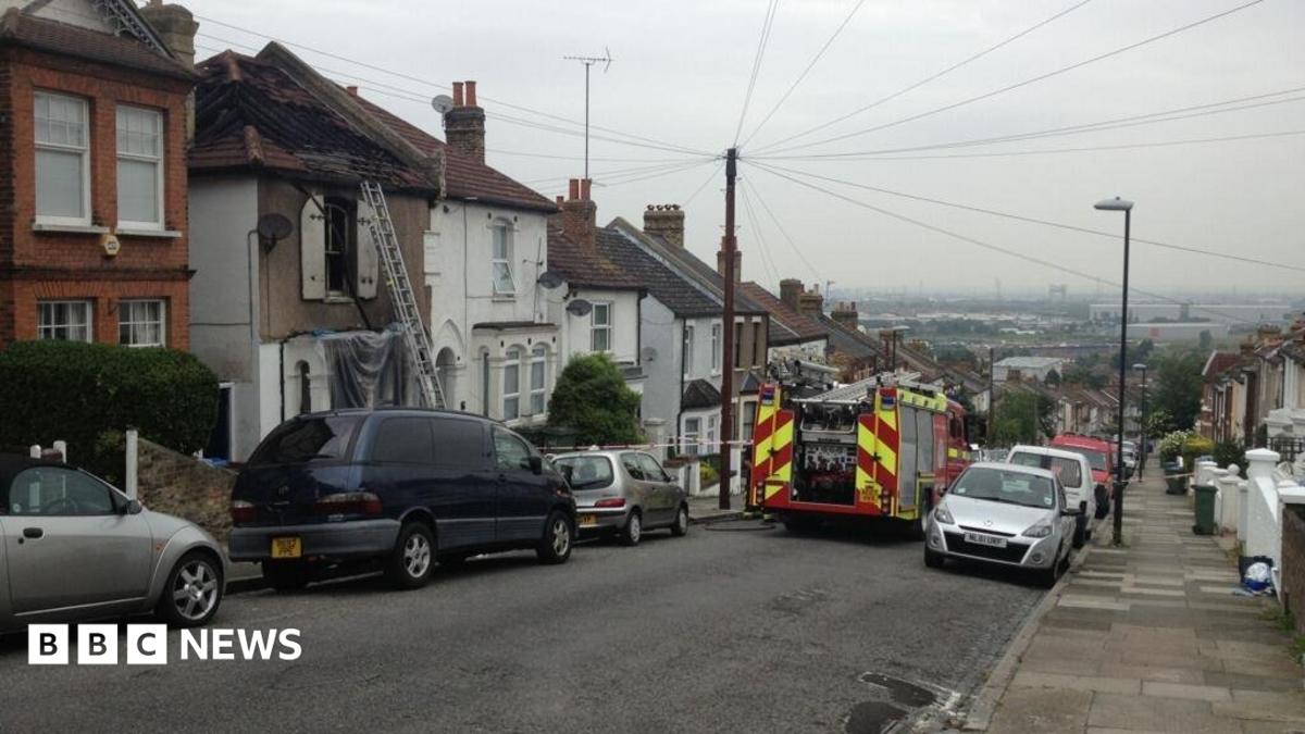 Plumstead house fire: Two women die and five escape - BBC News