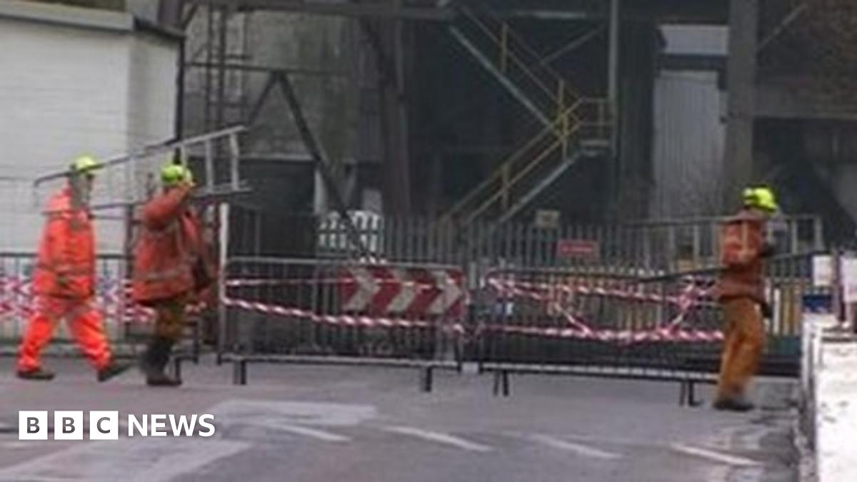 Daw Mill Colliery fire out as redundancy row heats-up - BBC News