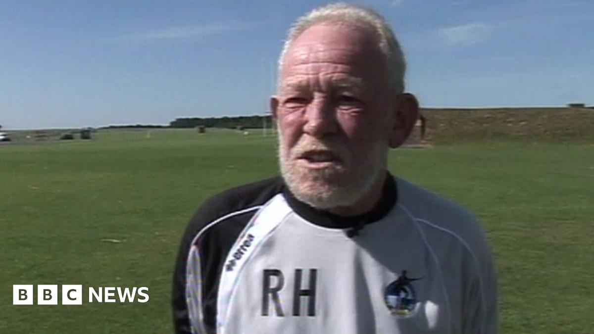 Bristol Rovers kit man Roger Harding dies - BBC News