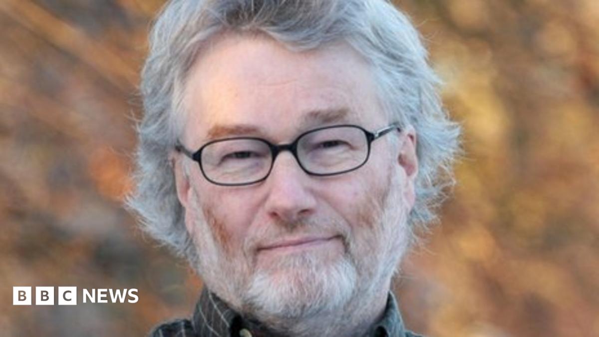 Iain Banks' final novel The Quarry published - BBC News