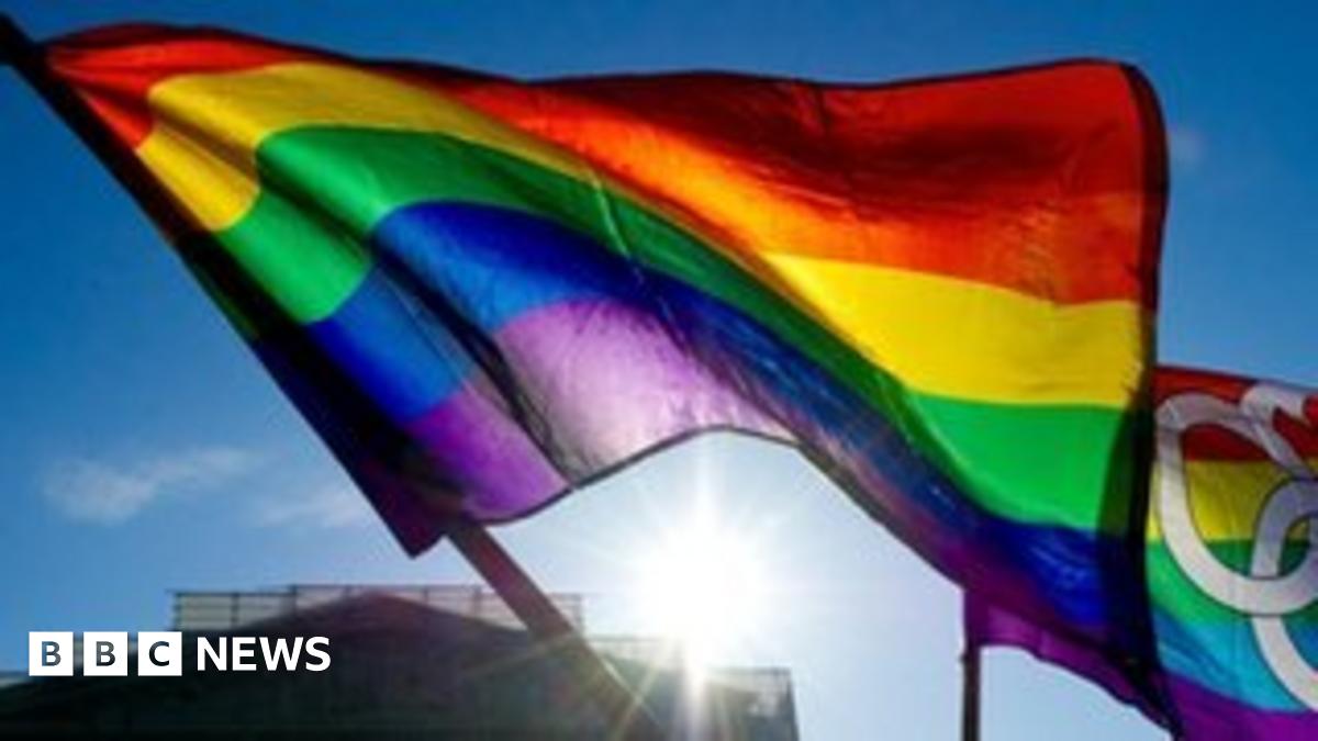 'Ex-gay' group Exodus International shuts down - BBC News