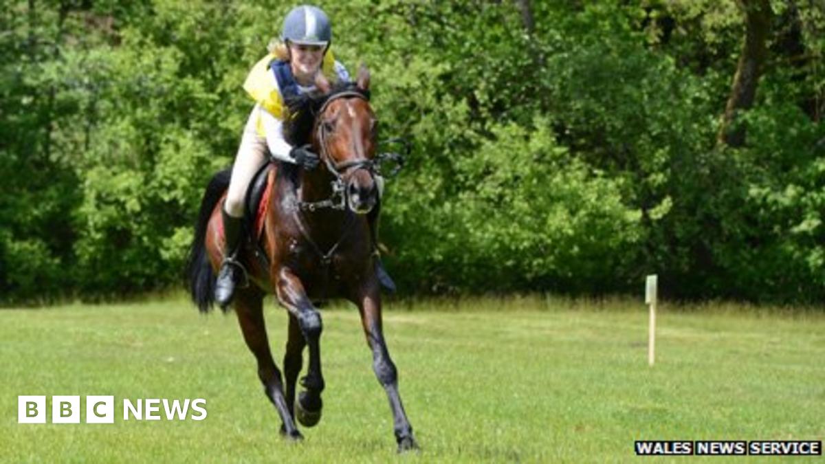 Man V Horse race: Rider Alix Davies disputes disqualification - BBC News