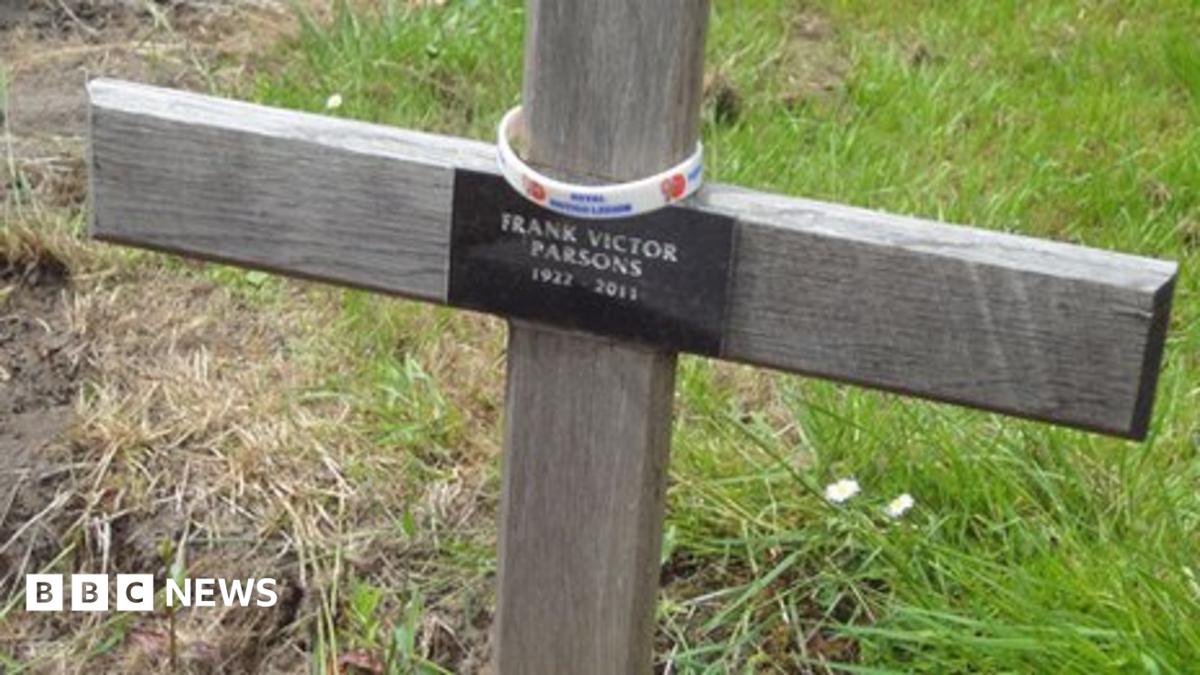 Bedworth Society revamps cemetery trail - BBC News