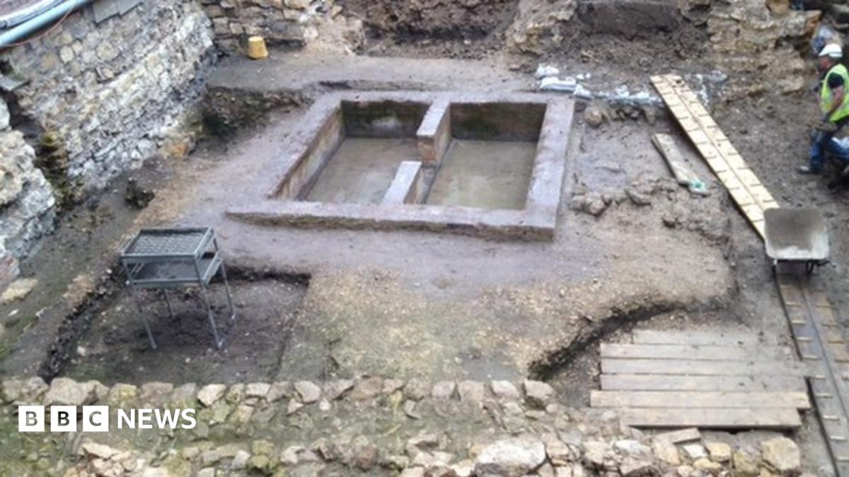 Roman townhouse 'underneath Lincoln Castle' - BBC News