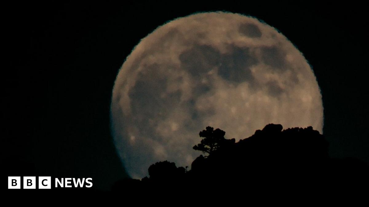 'Bigger and brighter supermoon' lights up night sky - BBC News