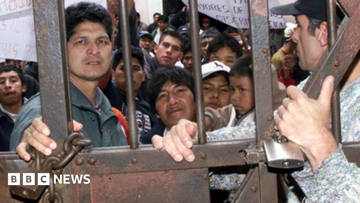 Bolivia prison inmates protest at closure plan - BBC News