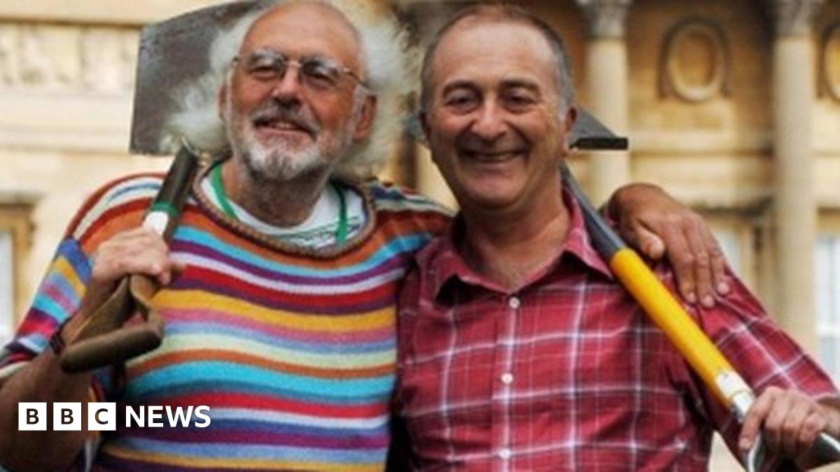 Mick Aston, ex-Time Team expert, dies aged 66 - BBC News