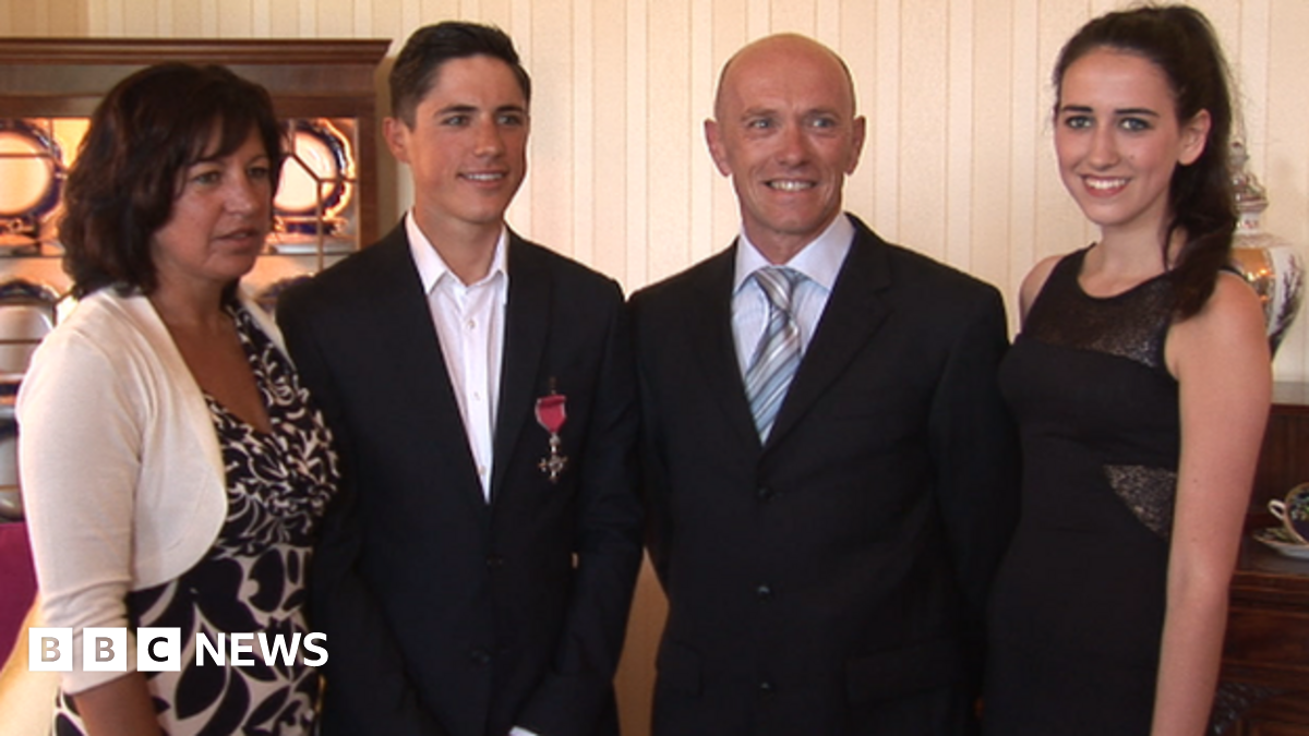 Peter Kennaugh receives MBE for services to cycling - BBC News