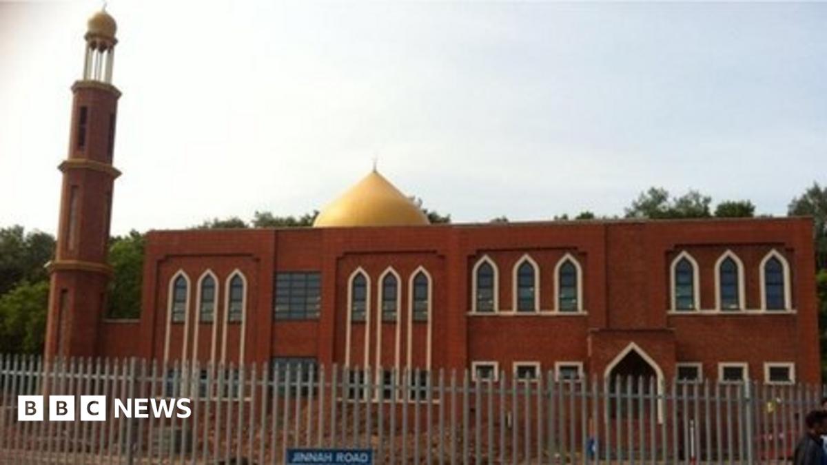 Swastikas sprayed on Redditch Central Mosque walls - BBC News