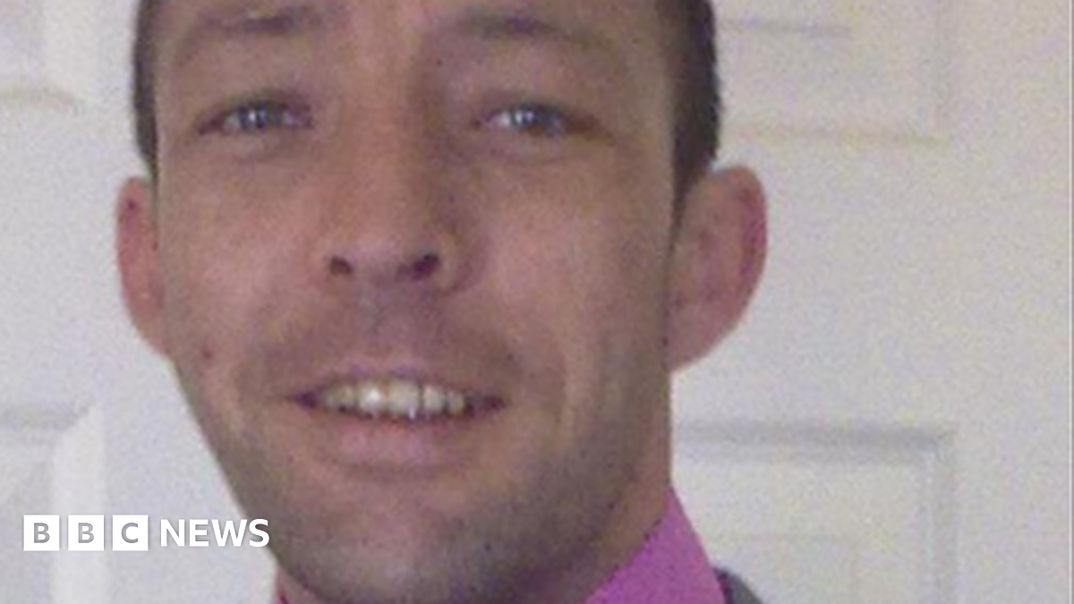 Craig Maddocks death: Man remanded over Wrexham pub killing - BBC News