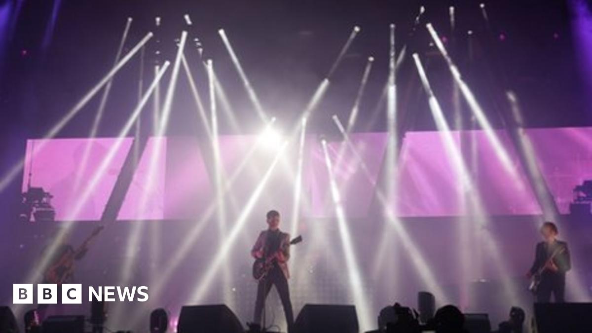 Glastonbury Festival: Arctic Monkeys headline - BBC News
