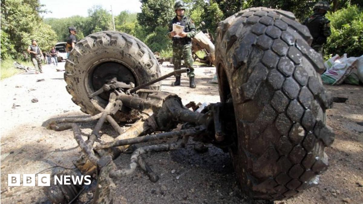 Eight soldiers killed by roadside bomb in south Thailand - BBC News