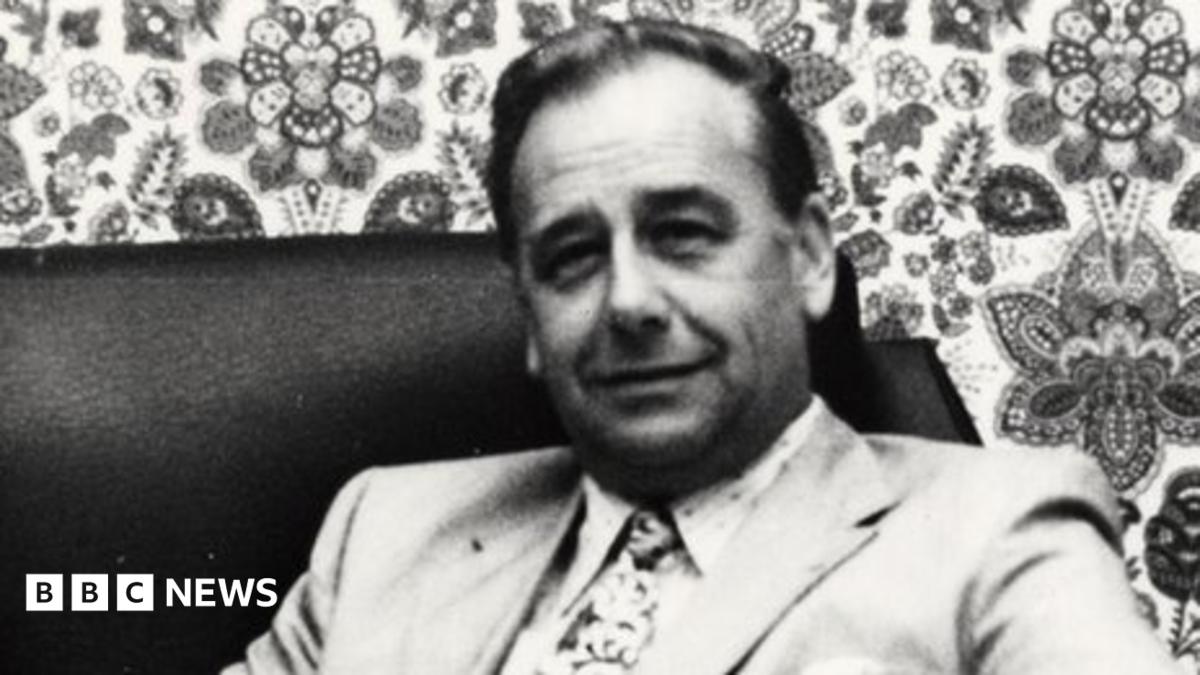 Legacy makes late Derek Williams a giver of art - BBC News
