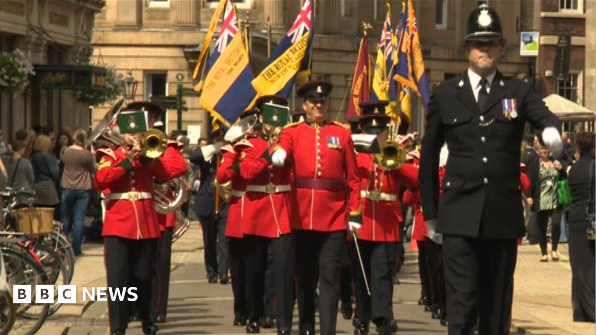 York parade honours Armed Forces Day - BBC News
