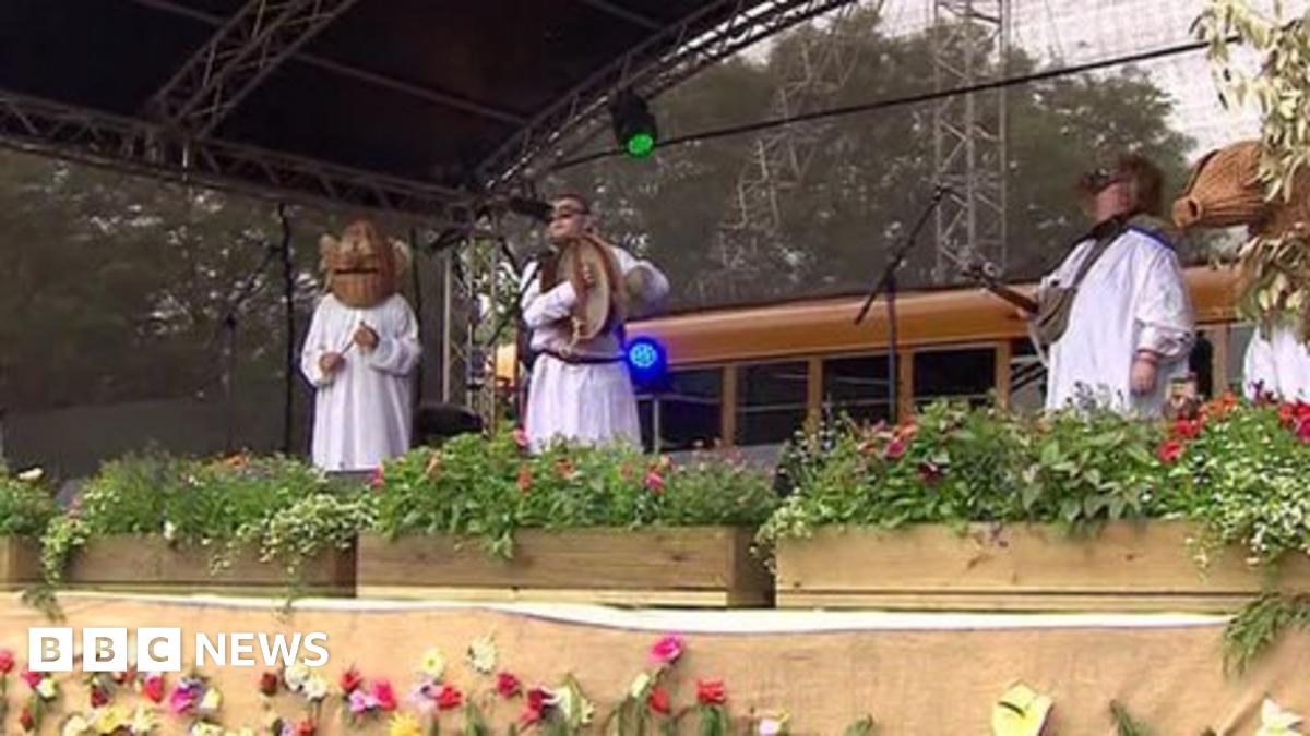 Armagh Rhymers play Glastonbury festival - BBC News